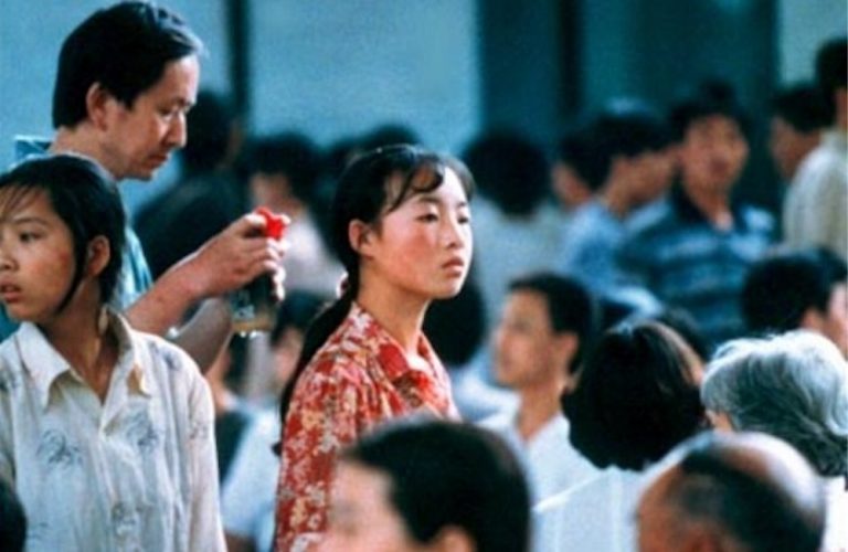 ในโรงเรียนหลังเล็ก เธอเป็นผู้สอน แต่ในเมืองอันกว้างใหญ่ เธอต้องกลับไป ...